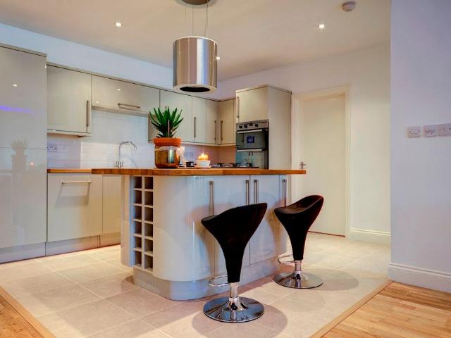 Lombard Road, London SW11, 2 bed flat to rent, £3,100 pcm | PrimeLocation
