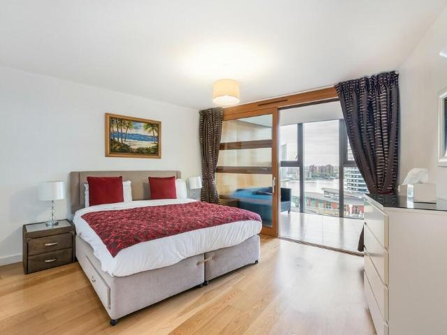 Lombard Road London SW11 2 bed flat to rent £3,600 pcm £831 pw