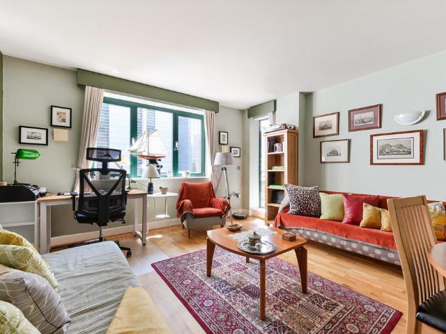 Londinium Tower, Mansell Street. 1 bed flat to rent £2,300 pcm £531 pw
