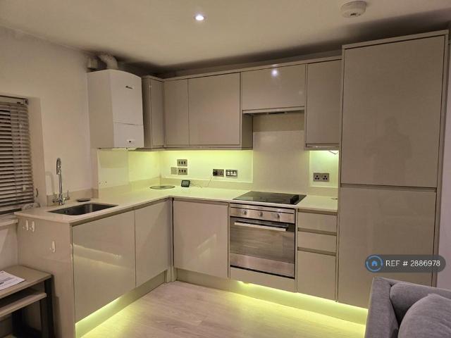 London Court, Reading, RG1 1 bed flat to rent £1,325 pcm £306 pw