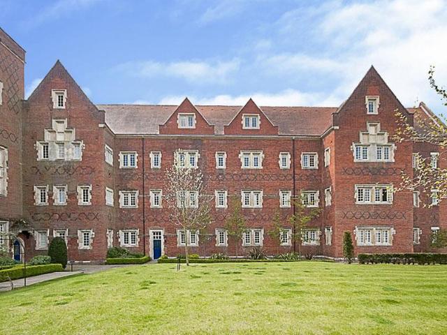 London Court, The Galleries 2 bed apartment to rent £1,850 pcm £427 pw