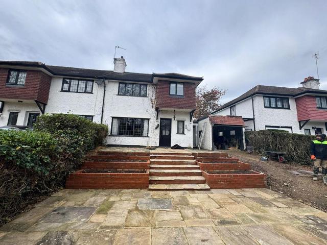 London CR8 4 bed terraced house to rent £3,500 pcm £808 pw
