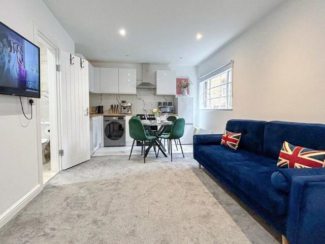 London Borough Of Camden WC1H, Studio to rent, £3,516 pcm | PrimeLocation