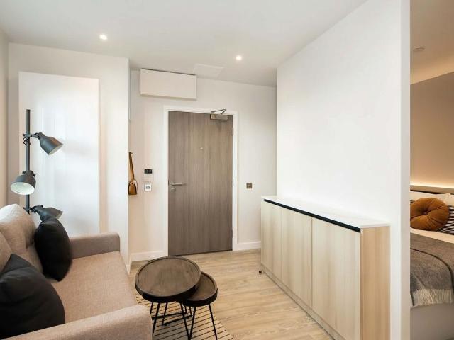 London Borough Of Croydon CR0, 1 bed flat to rent, £2,141 pcm | PrimeLocation