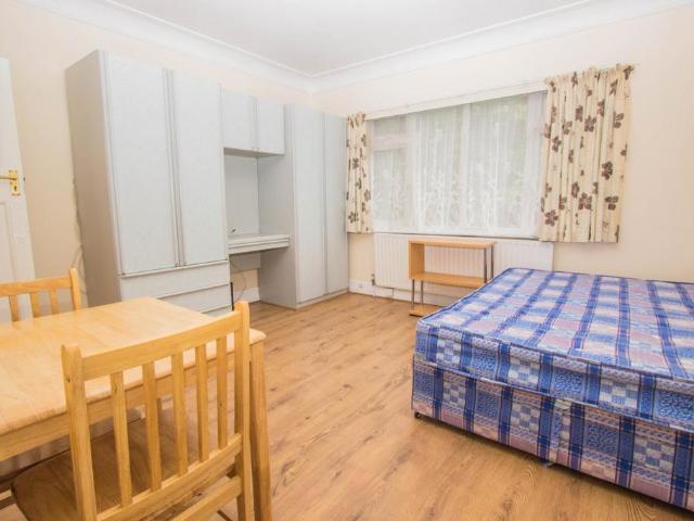 London, Golders Green Studio to rent £1,450 pcm £335 pw
