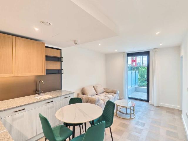 London Dock 13 Room 1