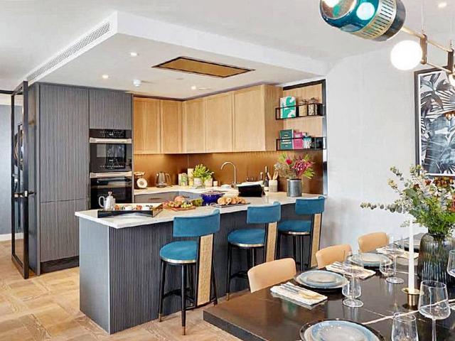 London Dock, Wapping E1W 2 bed apartment to rent £5,200 pcm £1,200 pw