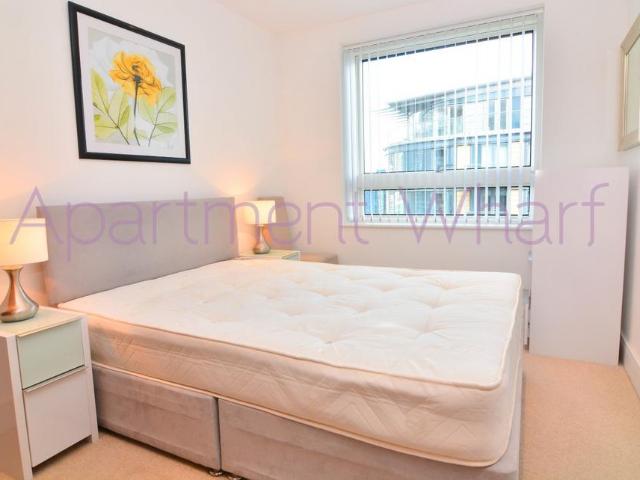 London E14 1 bed in a flat share to rent £1,213 pcm £280 pw