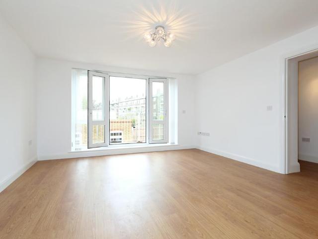 LONDON E14 2 bed apartment to rent £1,907 pcm £440 pw