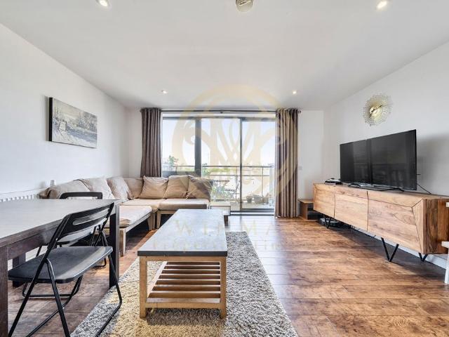 London E14 2 bed apartment to rent £2,350 pcm £542 pw