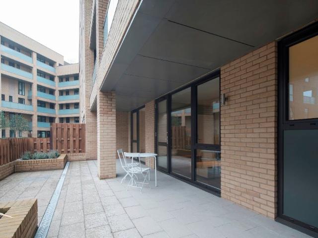 London E14, 2 bed flat to rent, £2,200 pcm | PrimeLocation