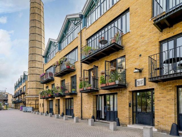 London, E14 2 bed flat to rent £2,450 pcm £565 pw