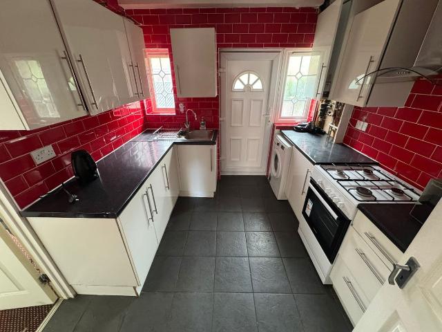 London E14, 5 bed flat to rent, £3,800 pcm | PrimeLocation