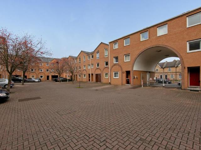 London E14 5 bed house to rent £4,550 pcm £1,050 pw