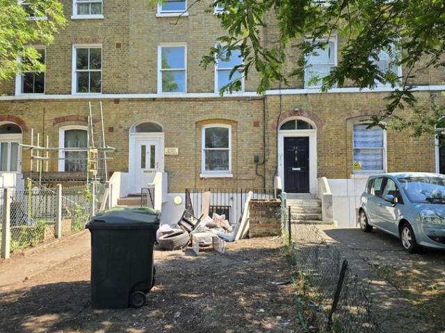 London E15, 3 bed flat to rent, £2,595 pcm | PrimeLocation