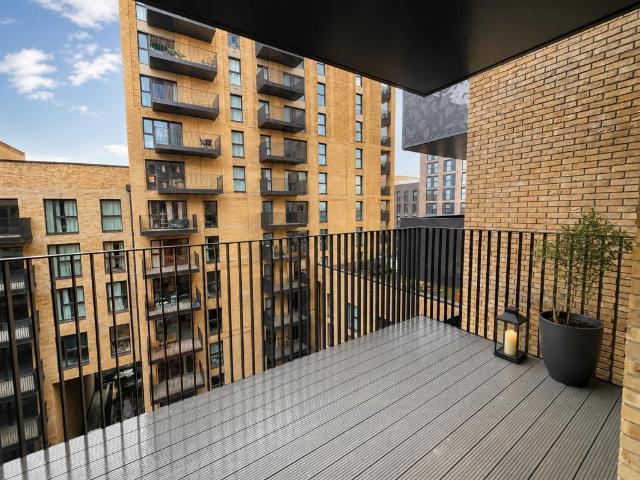 London E17 3 bed flat to rent £2,850 pcm £658 pw