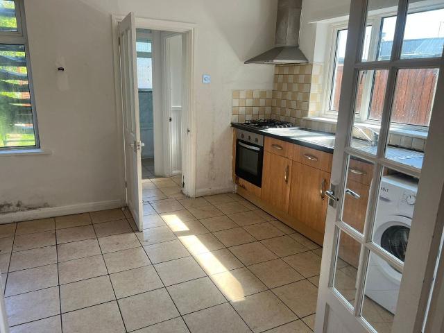 London E18, 2 bed flat to rent, £1,900 pcm | PrimeLocation