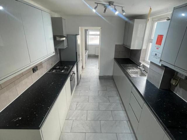 London E18 3 bed detached house to rent £2,800 pcm £646 pw