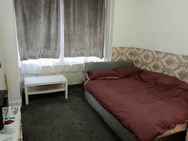 London E13, Room to rent, £760 pcm | PrimeLocation