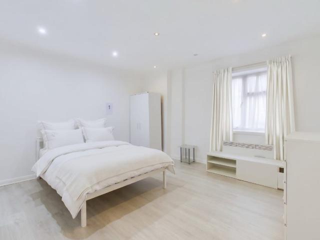 London E13, Room to rent, £1,100 pcm | PrimeLocation
