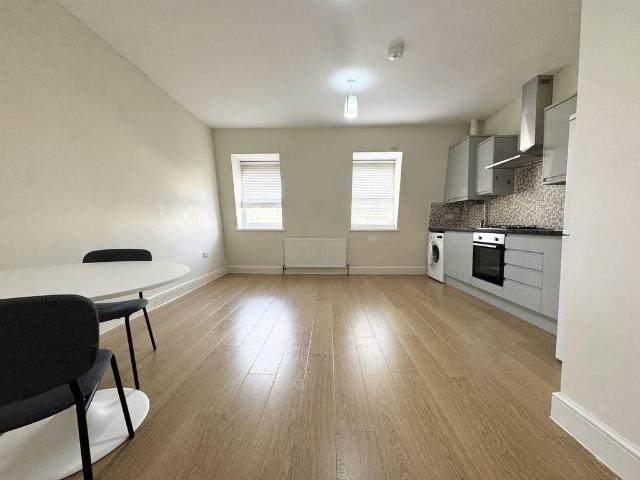 London E1 1 bed apartment to rent £1,850 pcm £427 pw
