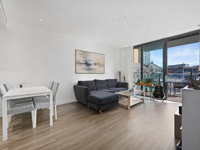 London E1 2 bed apartment to rent £4,170 pcm £962 pw