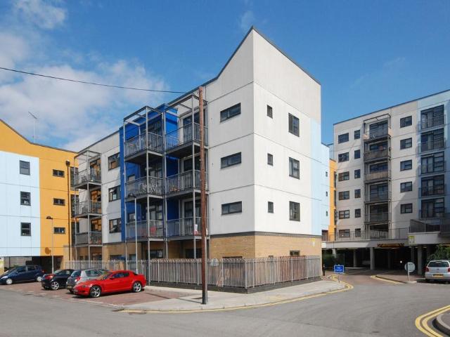 London E3 1 bed flat to rent £2,100 pcm £485 pw