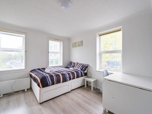 London E3 Studio to rent £1,450 pcm £335 pw