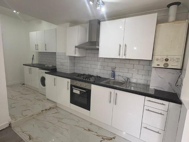 London E6, 2 bed flat to rent, £2,000 pcm | PrimeLocation