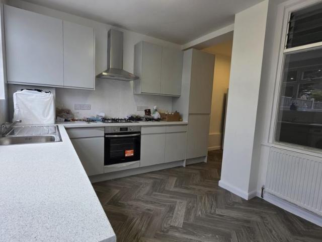 London, E6 4 bed terraced house to rent £2,695 pcm £622 pw