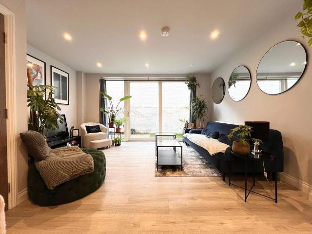 London E7 4 bed apartment to rent £3,750 pcm £865 pw