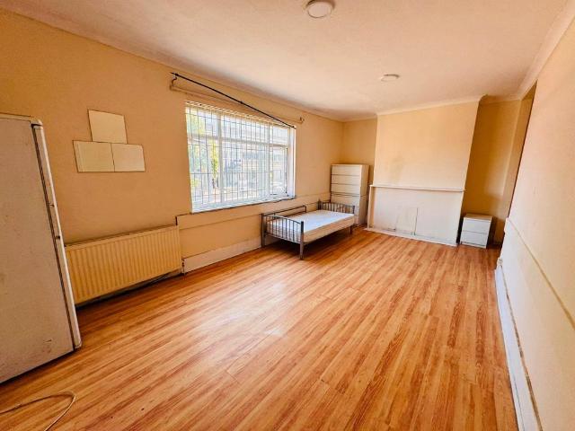 London E7 5 bed flat to rent £3,500 pcm £808 pw