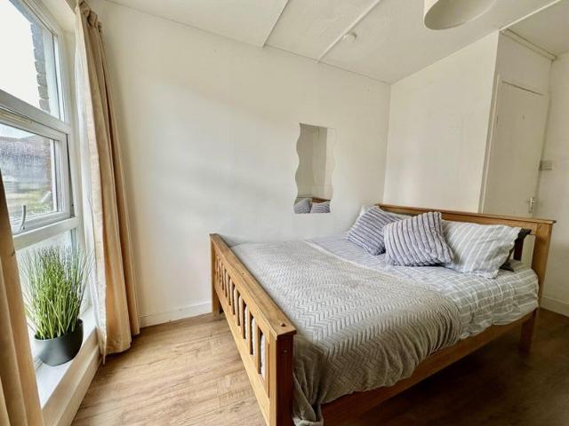 London E8, Room to rent, £900 pcm | PrimeLocation