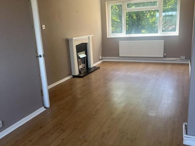 London EN4, 3 bed flat to rent, £2,000 pcm | PrimeLocation