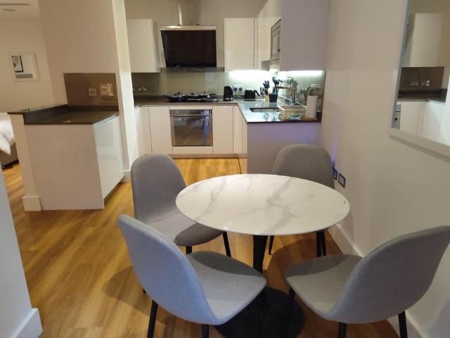 London EC4A 1 bed flat to rent £3,000 pcm £692 pw