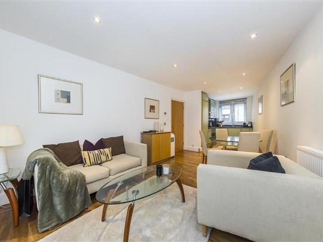 London EC3N 1 bed flat to rent £2,400 pcm £554 pw