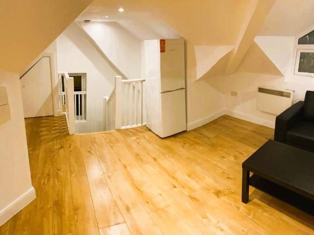 London KT3, 1 bed flat to rent, £1,200 pcm | PrimeLocation