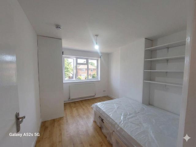 London HA8, Room to rent, £900 pcm | PrimeLocation