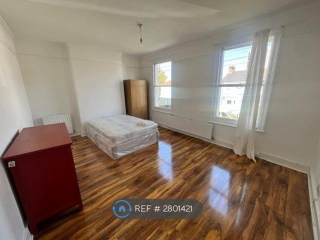 London, Herne Hill, Brixton, Loughborough Junction SE24, 2 bed flat to rent, £2,100 pcm | PrimeLocation