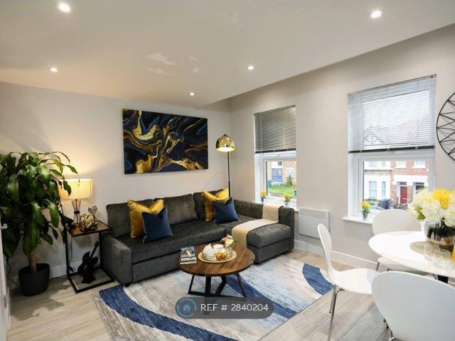 London, London N12, 3 bed flat to rent, £5,500 pcm | PrimeLocation