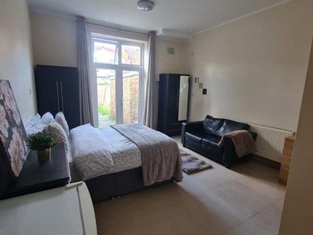 London, London NW2, Room to rent, £1,434 pcm | PrimeLocation