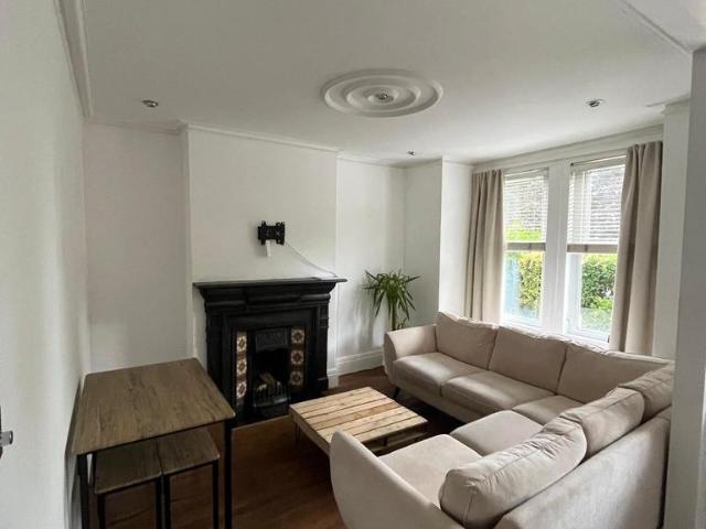London, London NW4 2 bed apartment to rent £1,800 pcm £415 pw