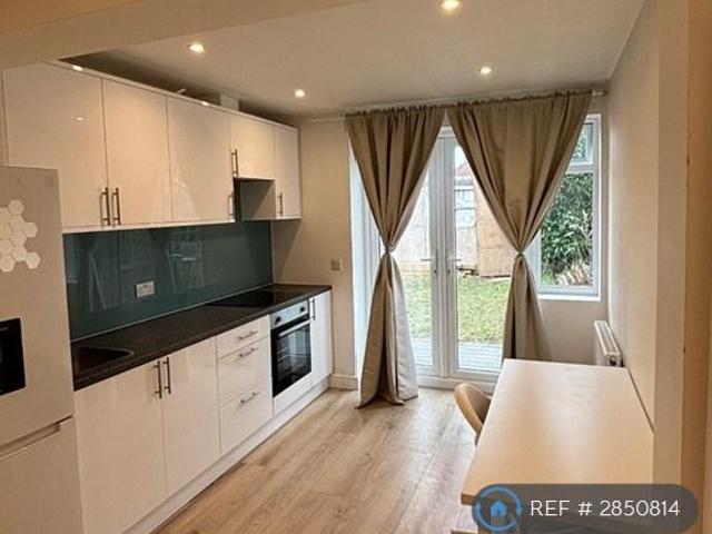 London, London, W12 Studio to rent £1,600 pcm £369 pw