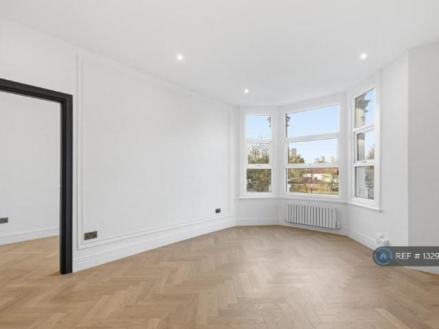 London, London, W3 2 bed flat to rent £2,395 pcm £553 pw