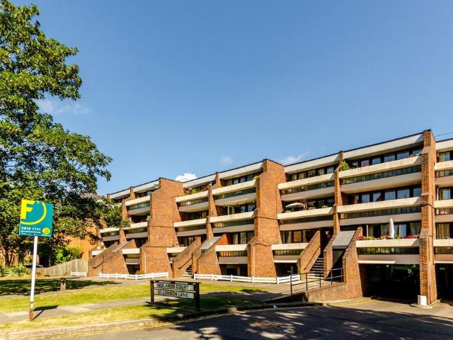 London Lane, Bromley, BR1 2 bed flat to rent £1,850 pcm £427 pw