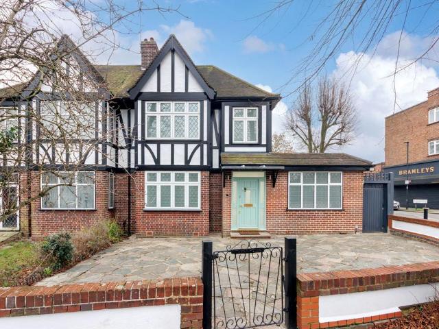 London N14 4 bed semi detached house to rent £3,850 pcm £888 pw