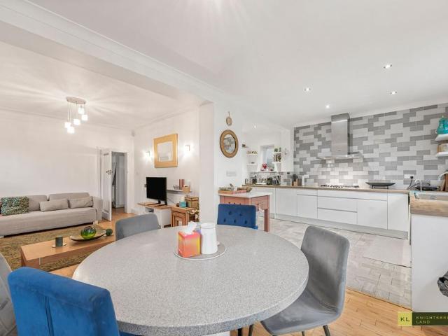London N14 5 bed detached house to rent £3,950 pcm £912 pw
