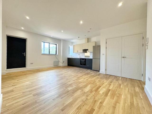 LONDON N15 Studio to rent £1,600 pcm £369 pw