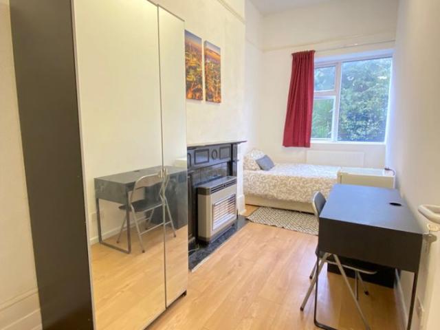 London N16, Room to rent, £823 pcm | PrimeLocation