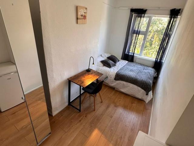 London N16, Room to rent, £823 pcm | PrimeLocation